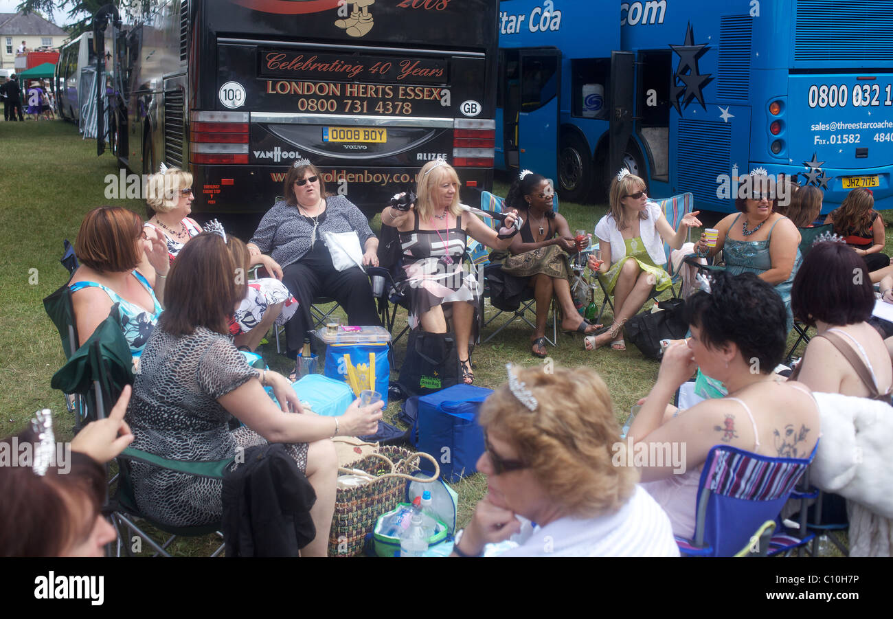 British royal car horse racing hi-res stock photography and images - Alamy