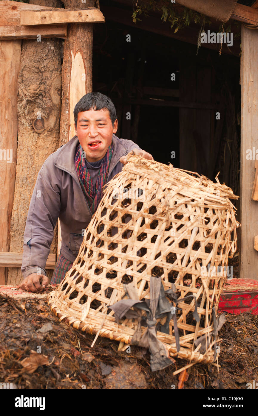 Chewing betel nut hi-res stock photography and images - Alamy