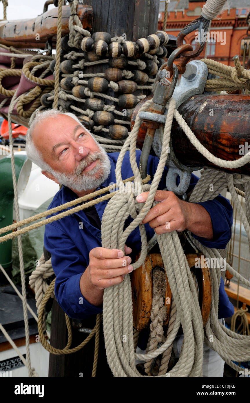 Sailor with rope and tackle on an old sailing ship Stock Photo - Alamy