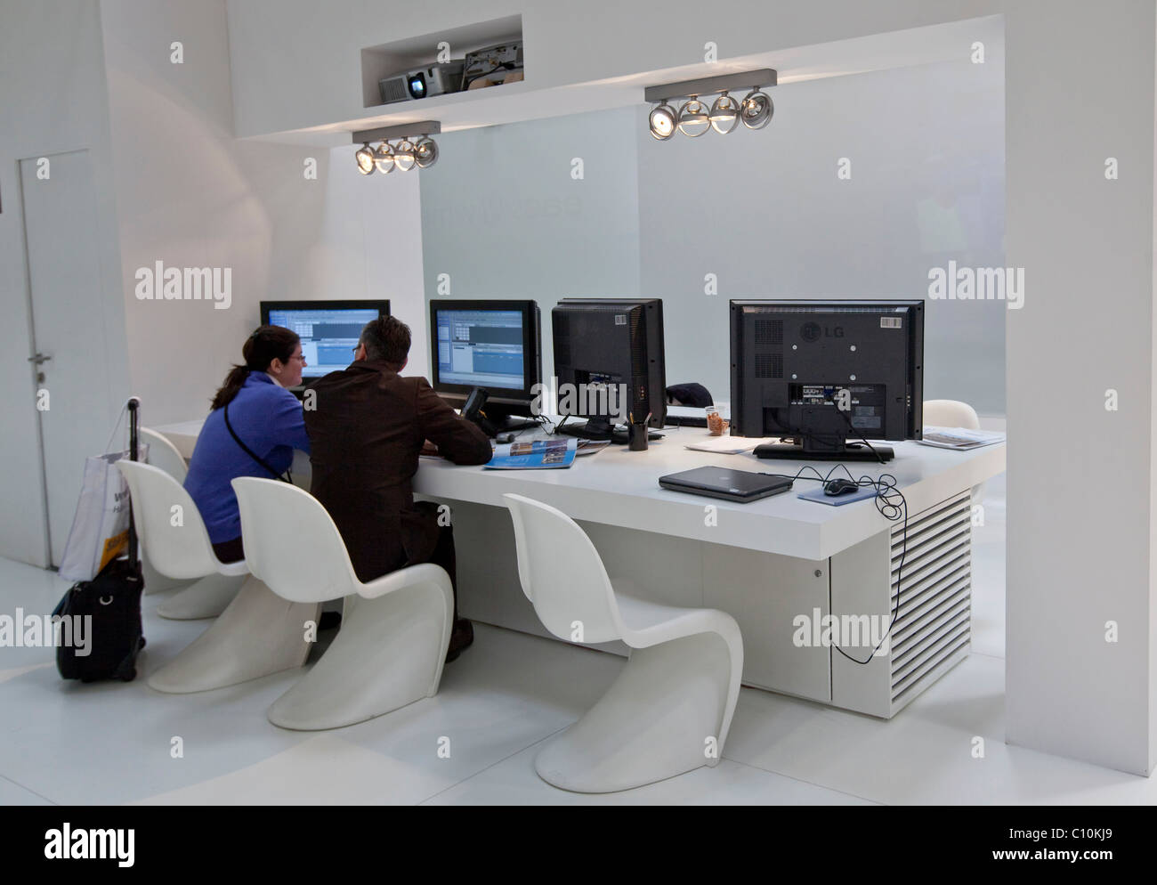 Computer monitors showroom hi-res stock photography and images - Alamy