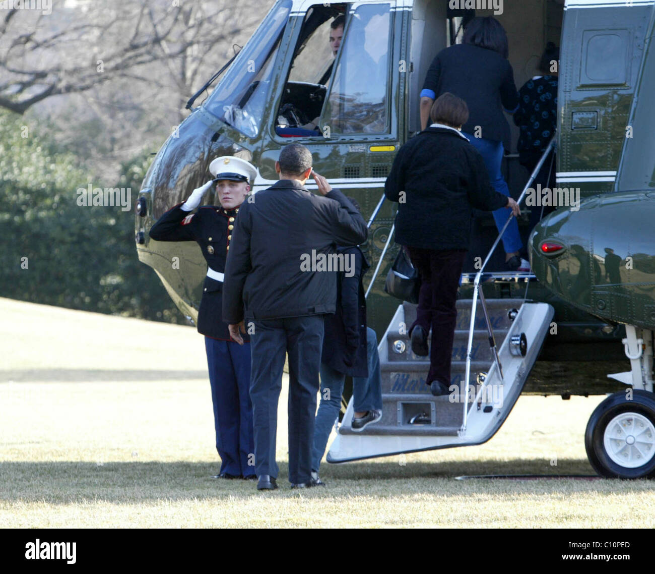 President Barack Obama walks to Marine One with his family to fly to ...