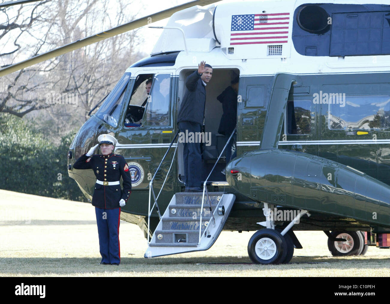 President Barack Obama walks to Marine One with his family to fly to ...