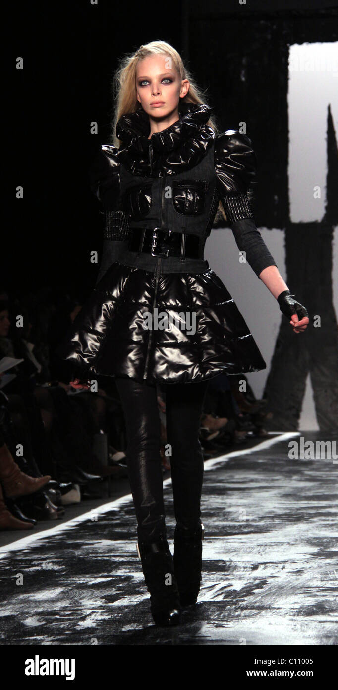 Fall 2009 model hi-res stock photography and images - Alamy