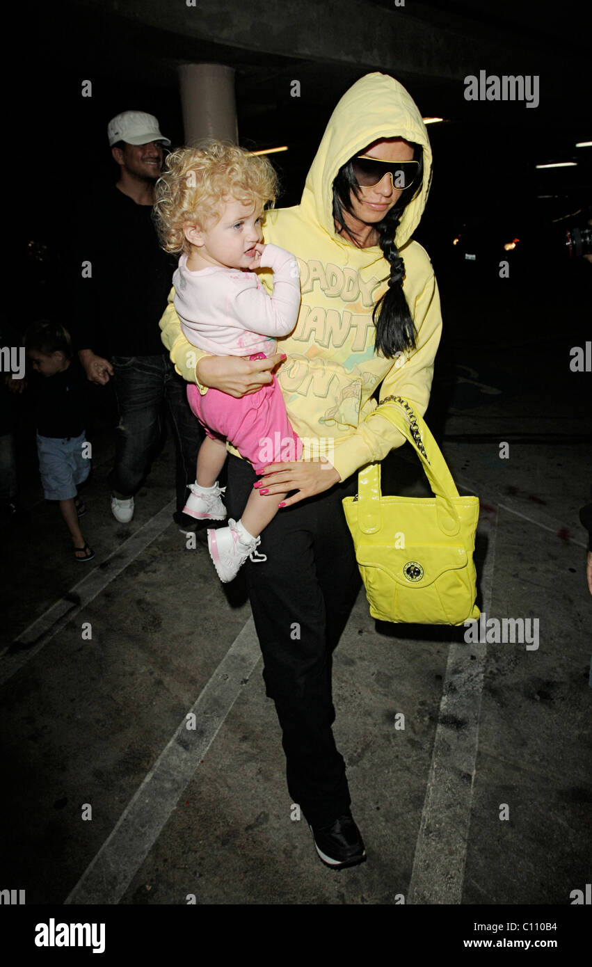 Katie Price aka Jordan and Peter Andre visit the Ography Dance Studio ...