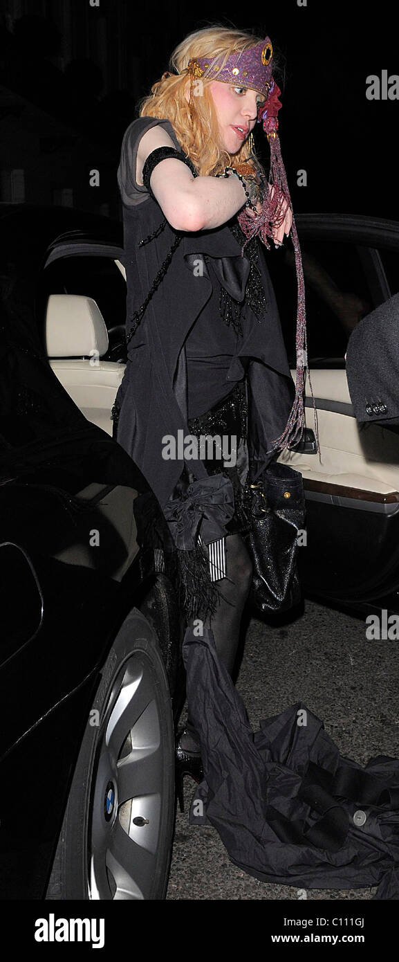 Courtney Love arrives back at her hotel shortly after 4am, smoking a ...