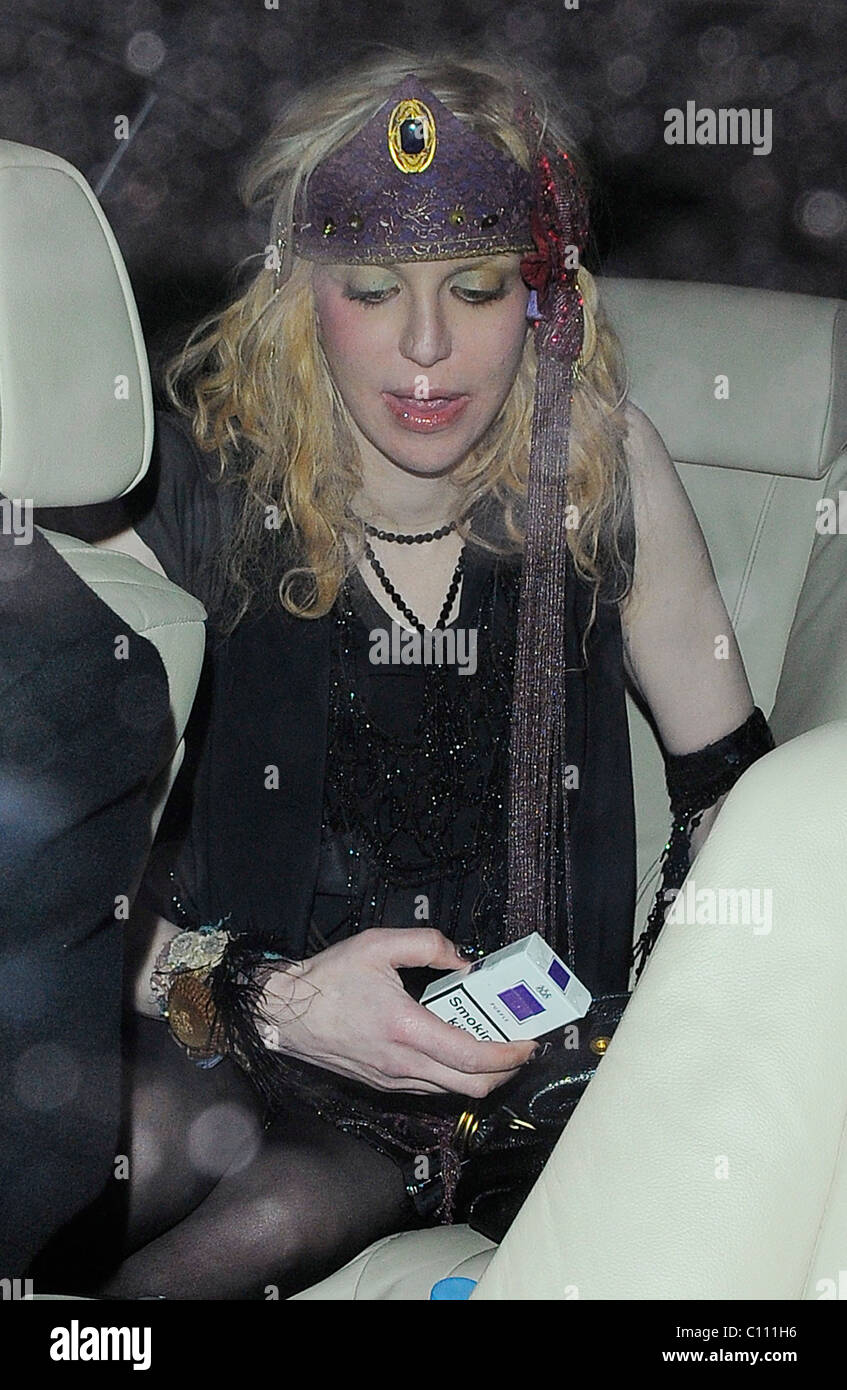 Courtney Love arrives back at her hotel shortly after 4am, smoking a ...