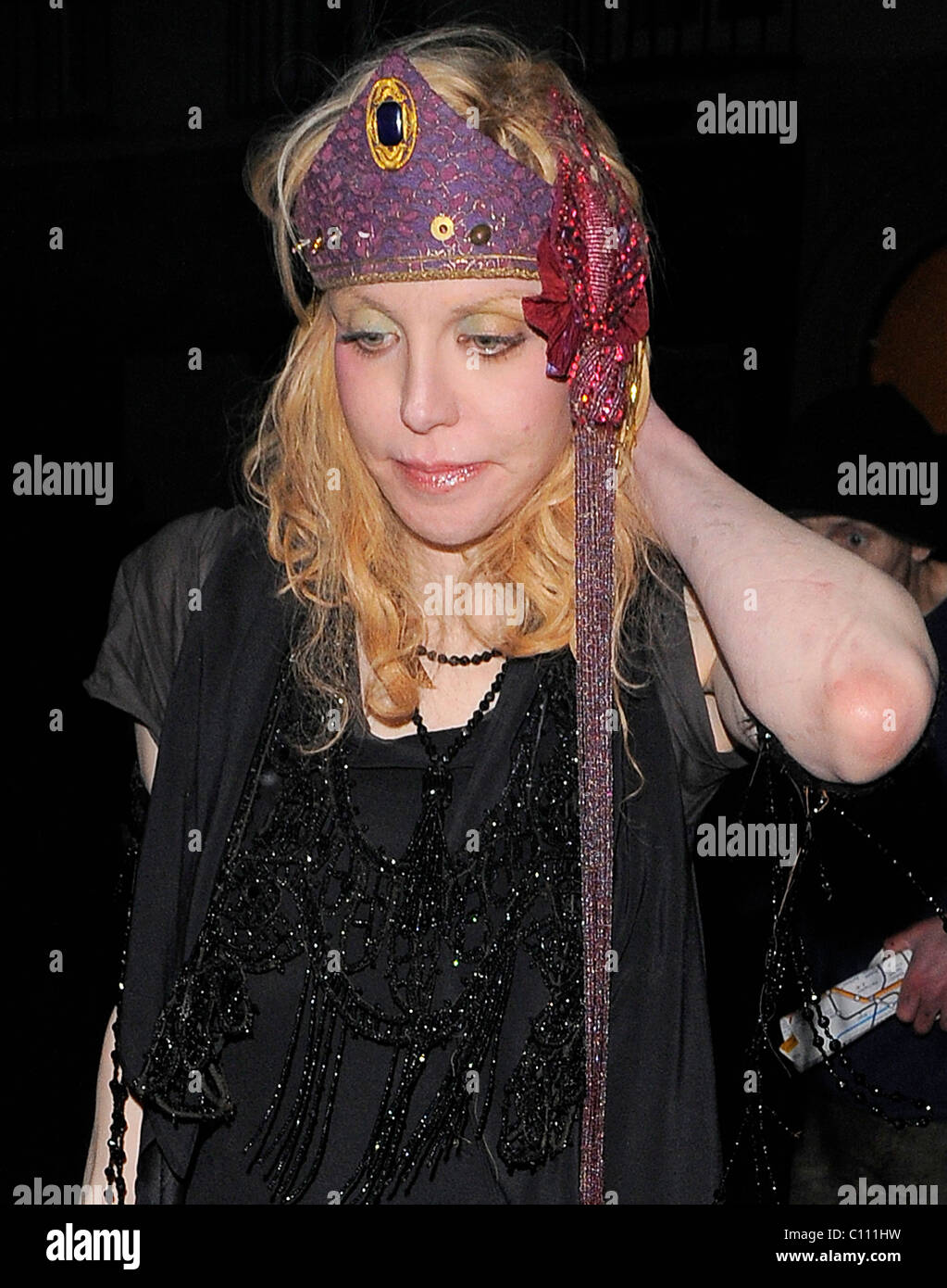 Courtney Love arrives back at her hotel shortly after 4am, smoking a ...