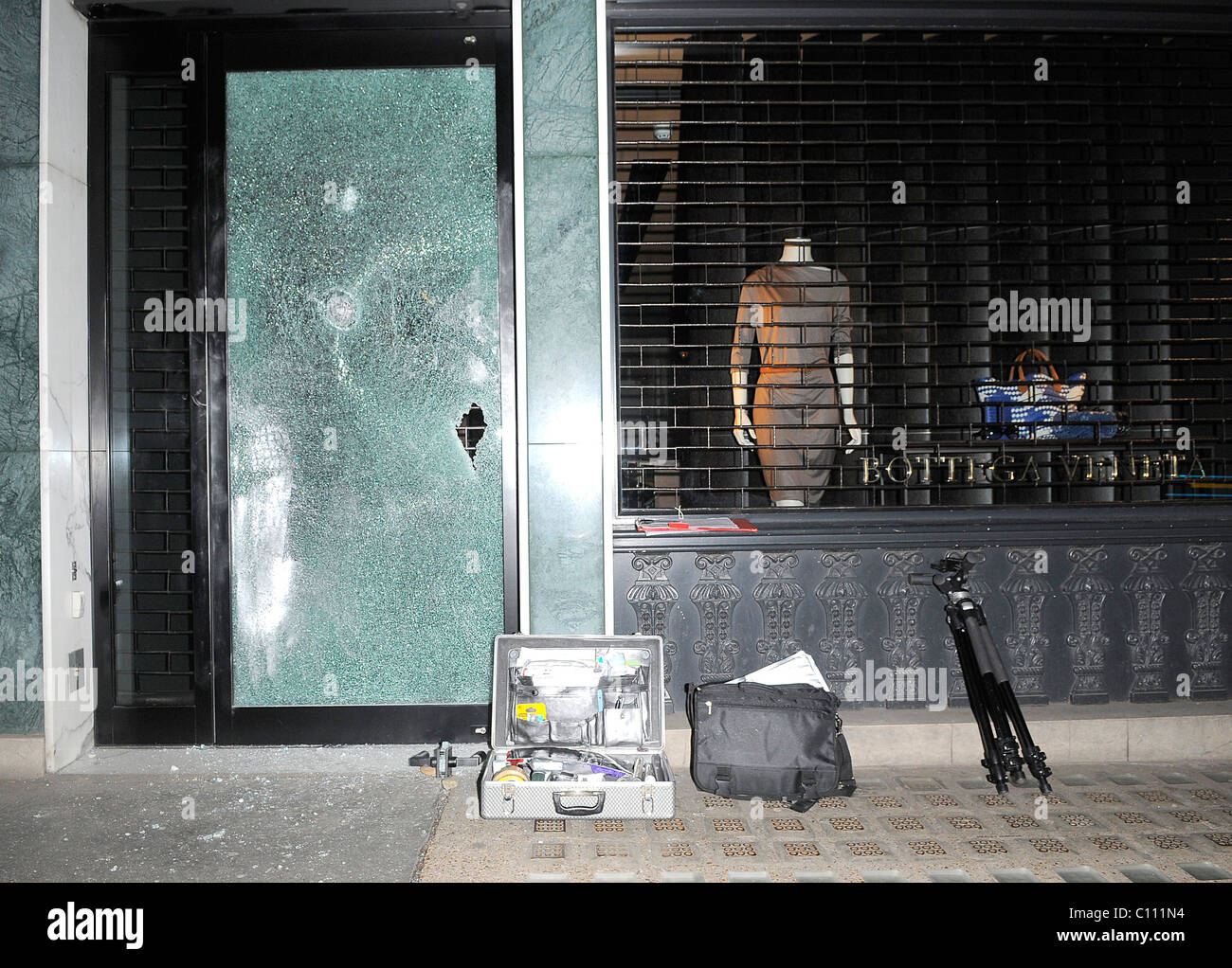 Smash and Grab' thieves strike again in plush Mayfair, following a vast ...