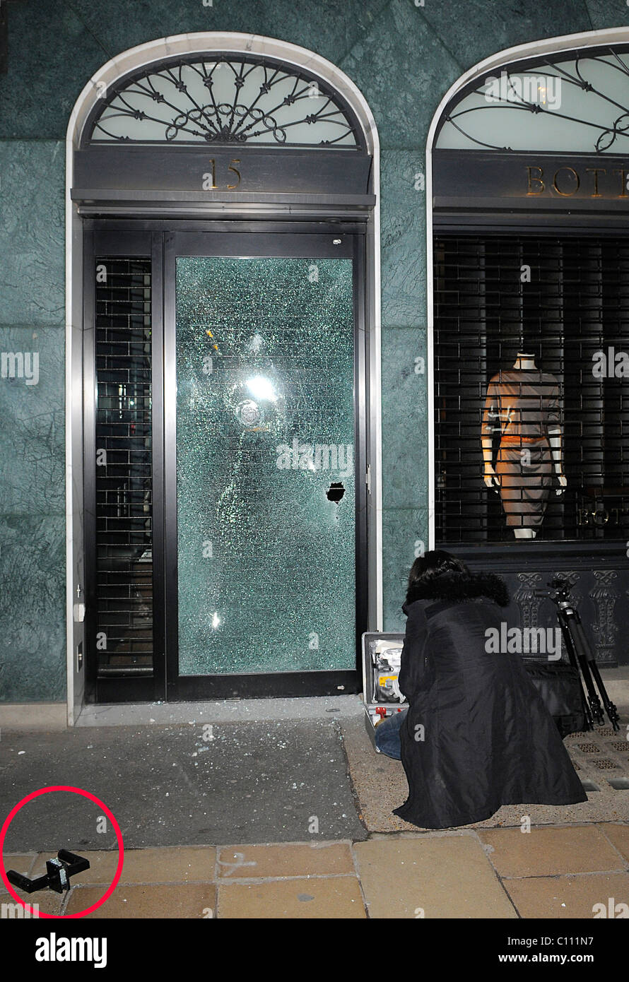 Smash and Grab' thieves strike again in plush Mayfair, following a vast ...