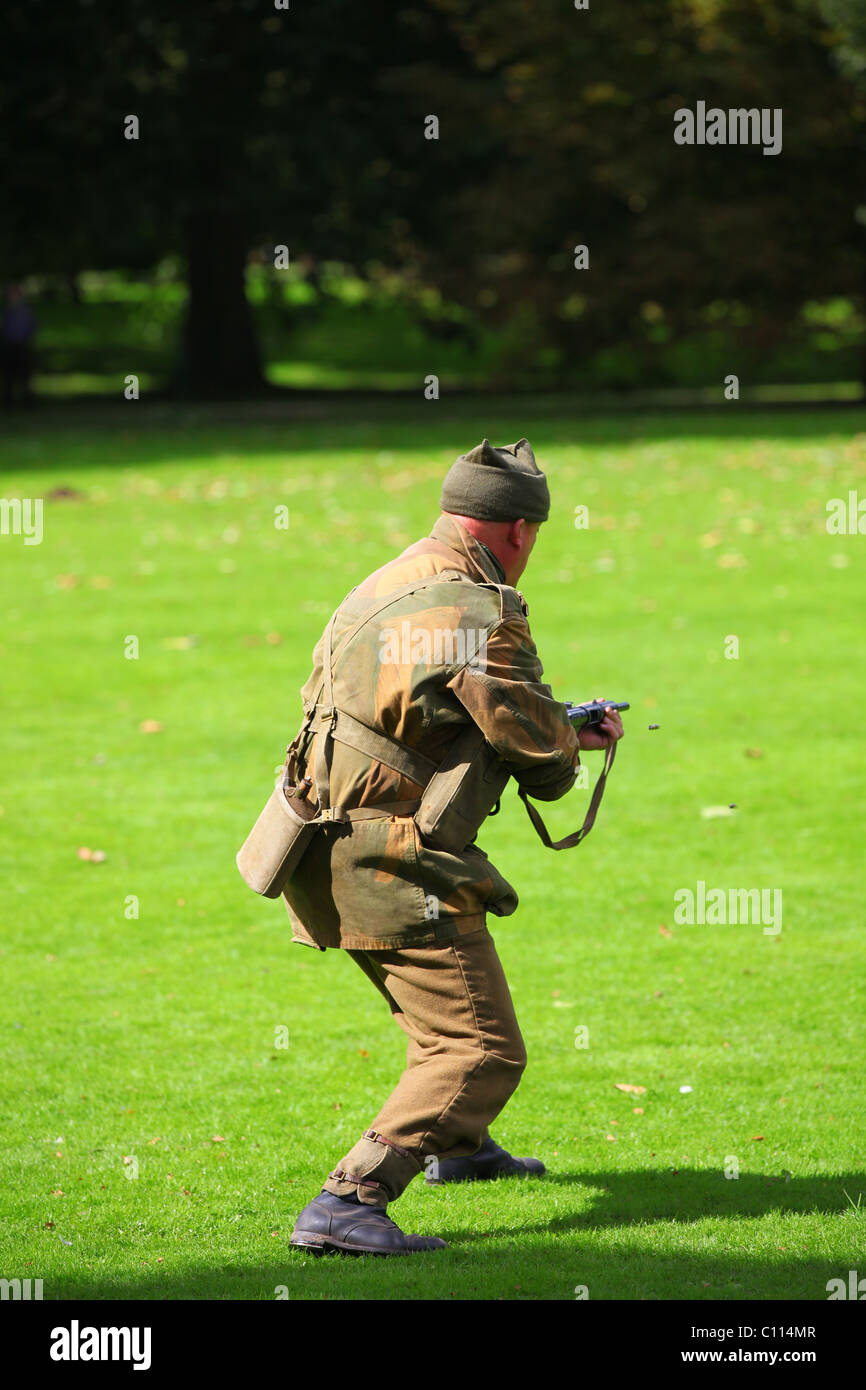 Ww2 british soldier hi-res stock photography and images - Alamy