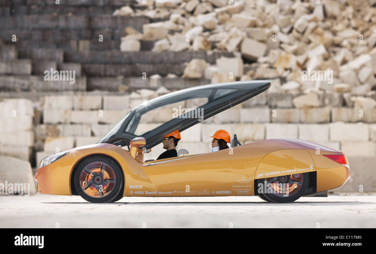 THE WORLD'S FIRST TRANSFORMERS CAR They say two's company and three's a ...