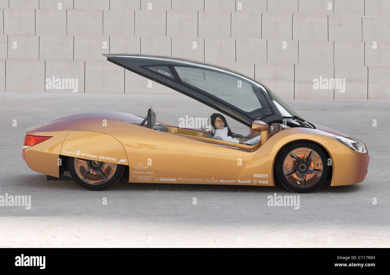 THE WORLD'S FIRST TRANSFORMERS CAR They say two's company and three's a ...