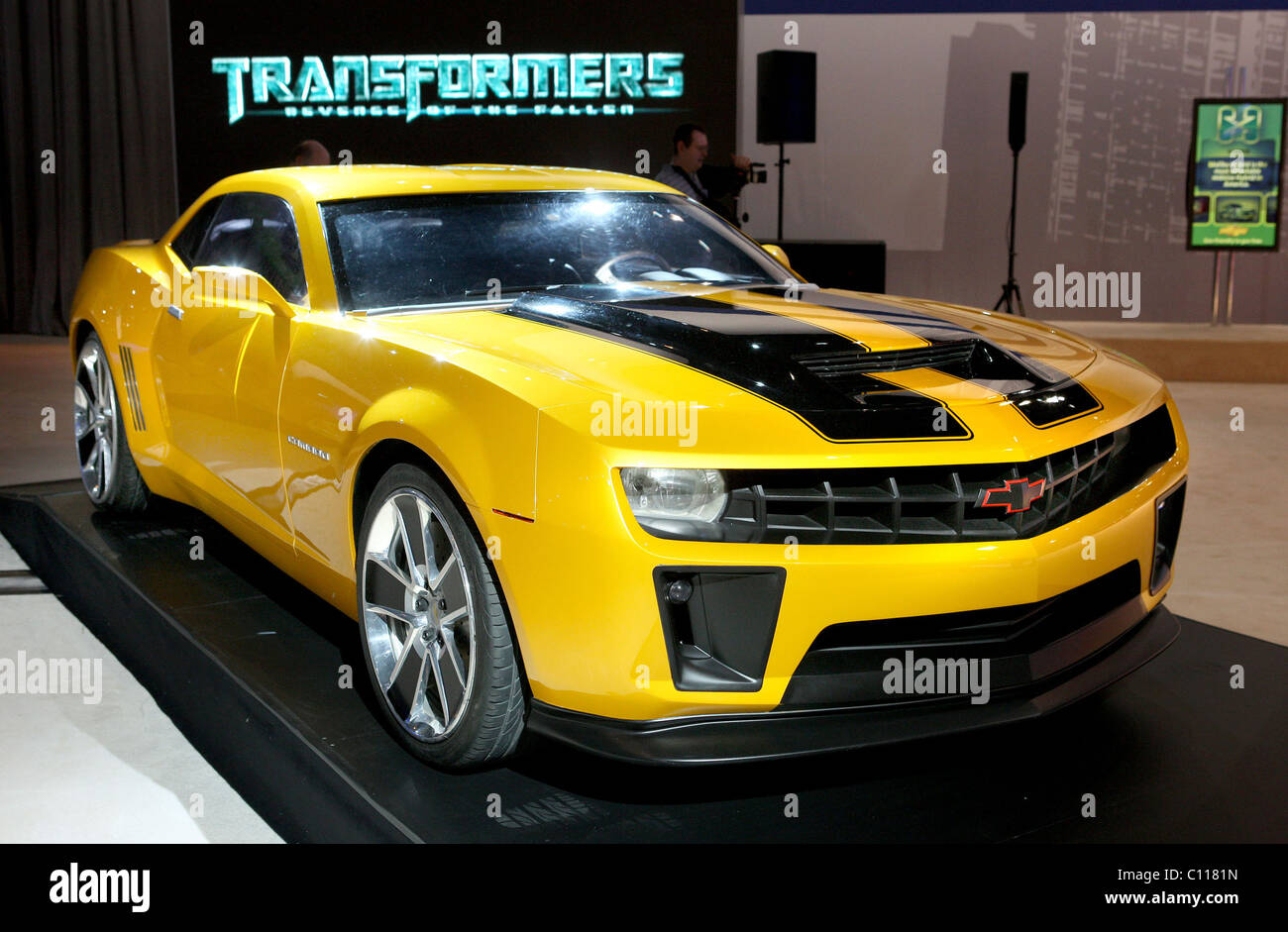 TRANSFORMER TOWERS OVER CAR SHOW This replica of a Transformers Autobot ...