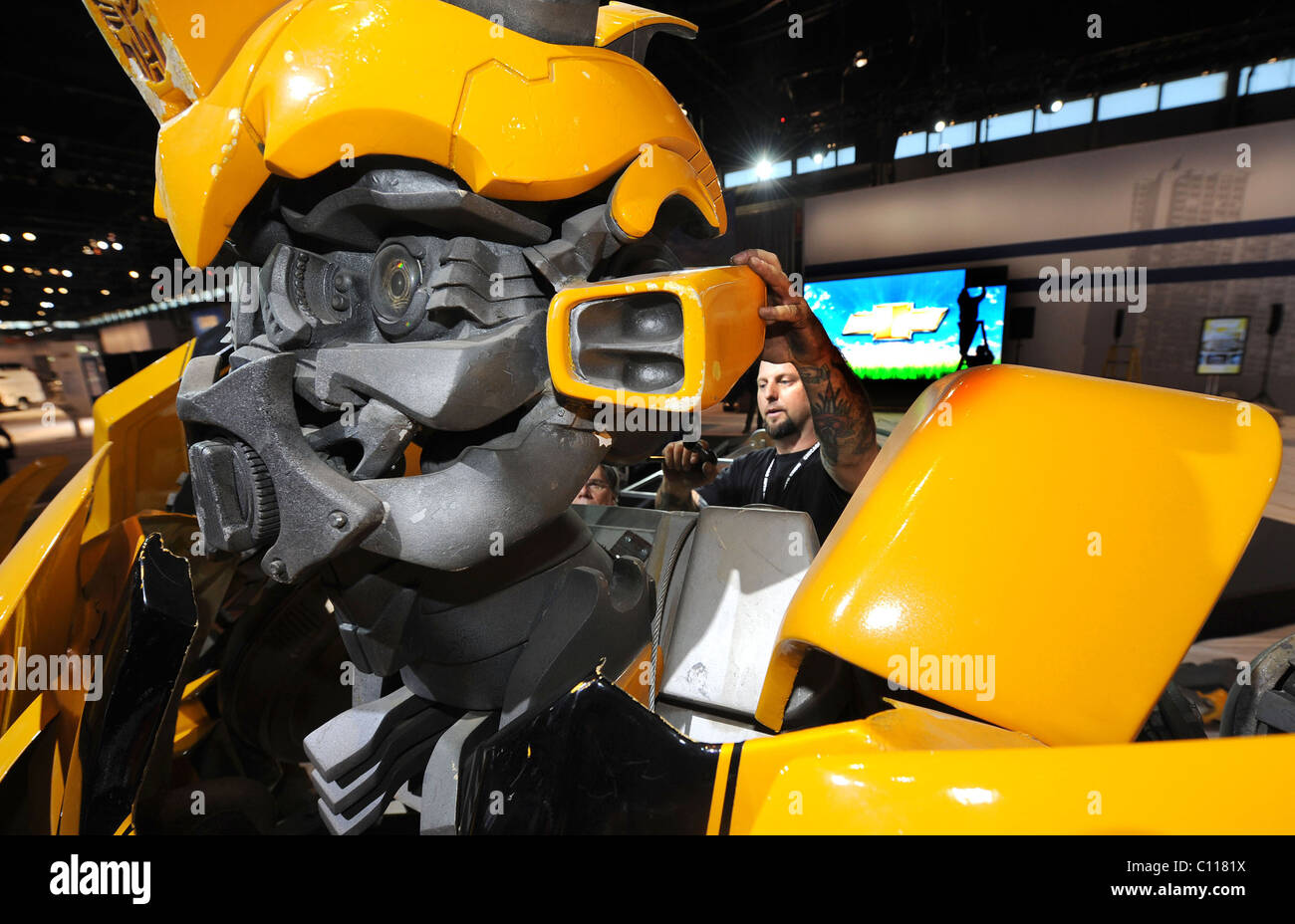 TRANSFORMER TOWERS OVER CAR SHOW This replica of a Transformers Autobot ...