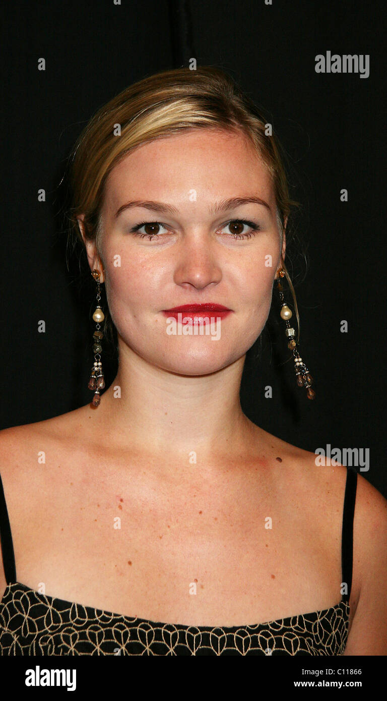 Julia stiles Mercedes-Benz IMG New York Fashion Week Fall 2009 ...