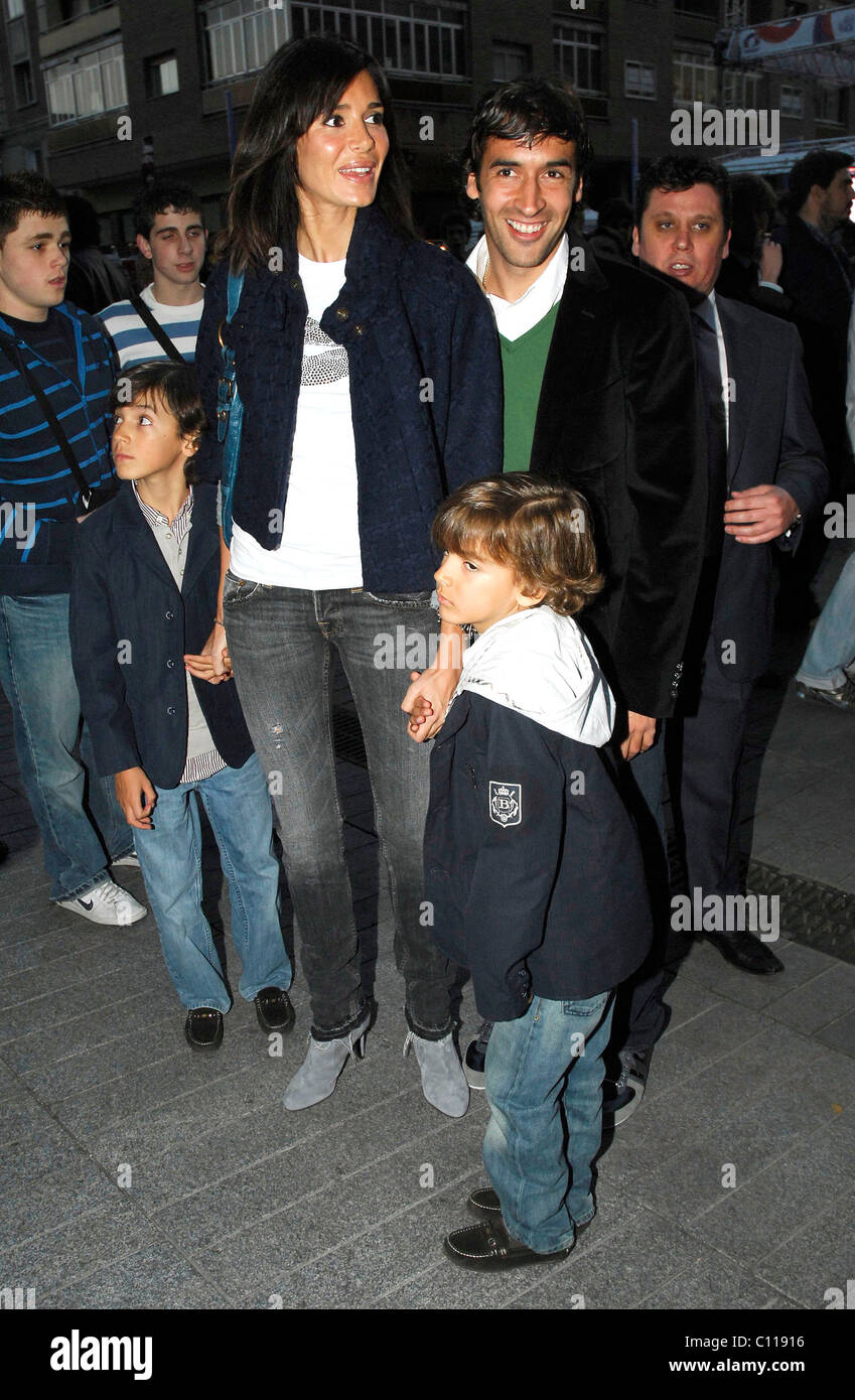 Real Madrid football star Raul and his family attend a basketball game ...