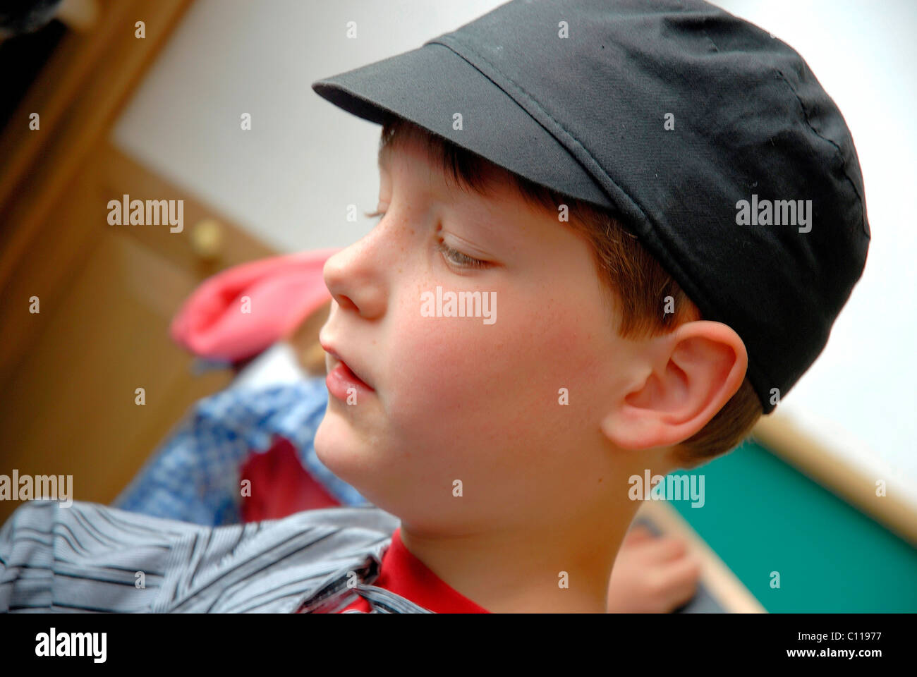 Young boy playing Stock Photo - Alamy