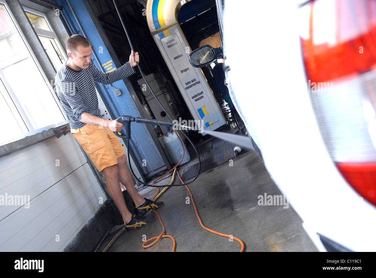 Man jet washing car at car wash Stock Photo - Alamy
