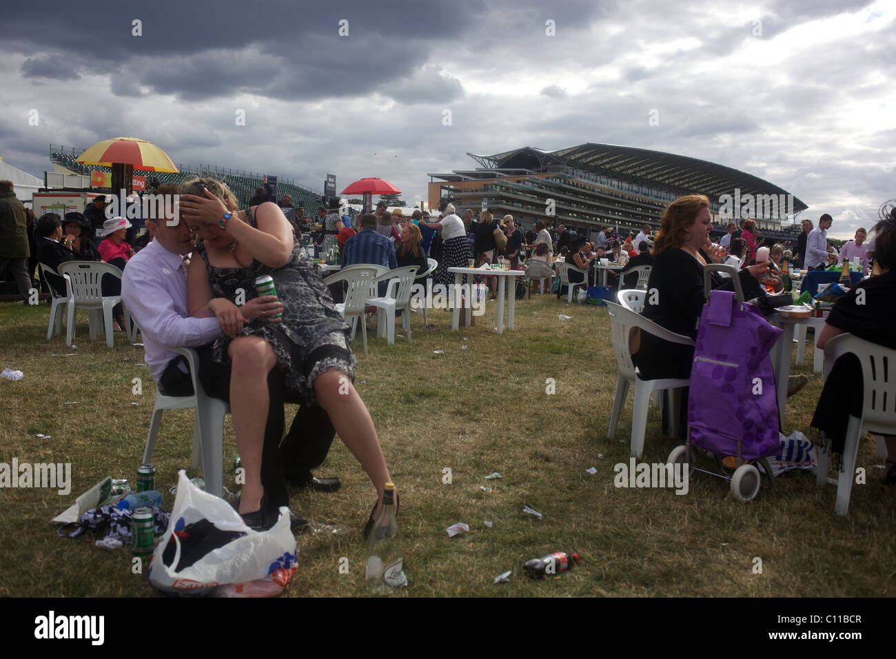 Drunken spectators at the end of the day at the Royal Ascot race ...