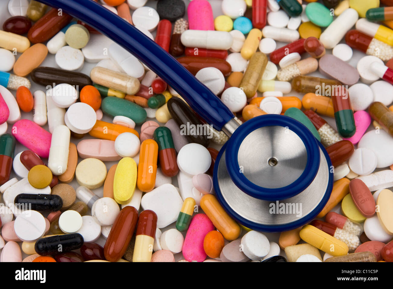 Tablets and a stethoscope to healing Stock Photo - Alamy