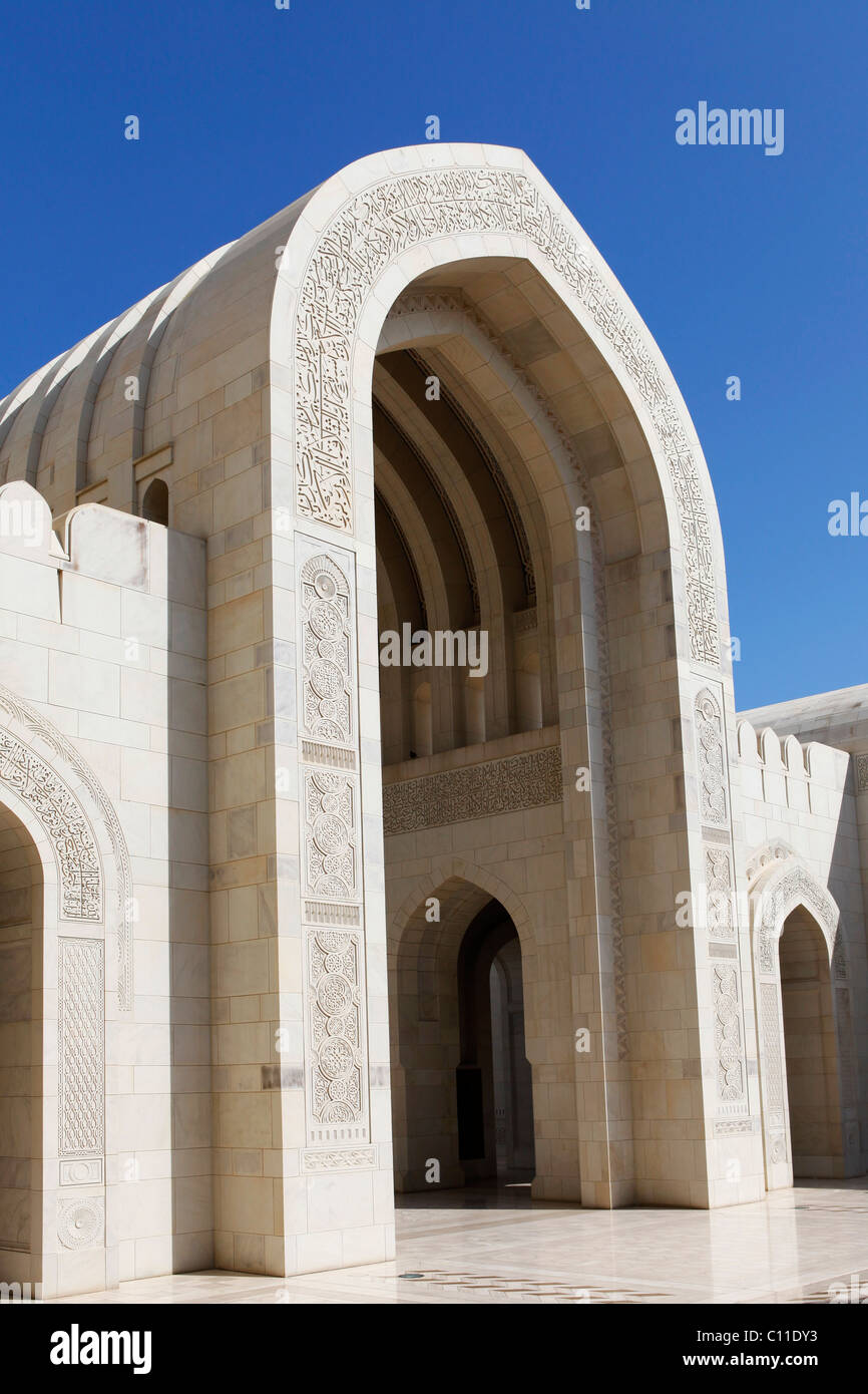 An arch at the Sultan Qaboos Grand Mosque in Muscat, Oman Stock Photo ...