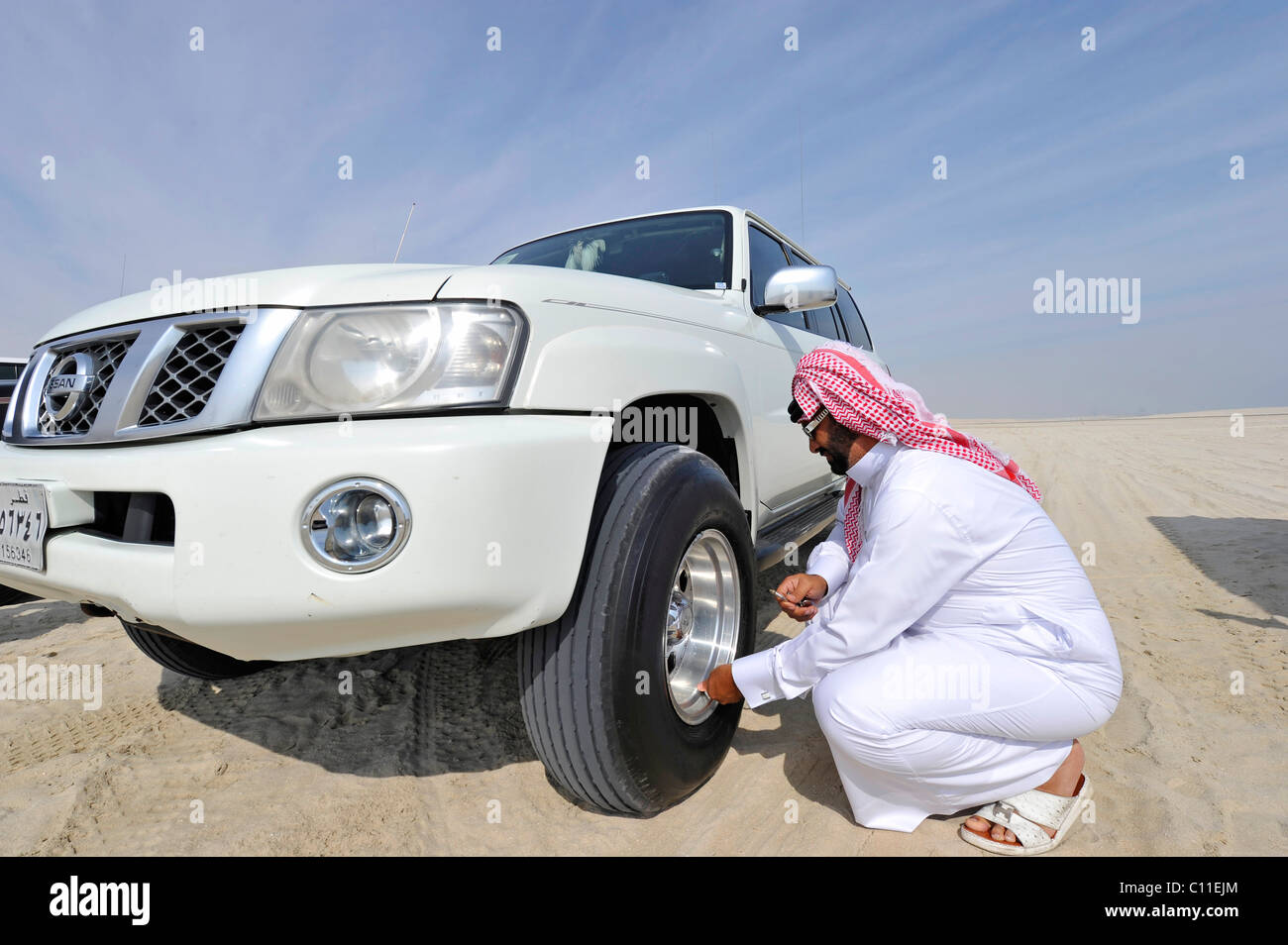 Arab men car hi-res stock photography and images - Alamy