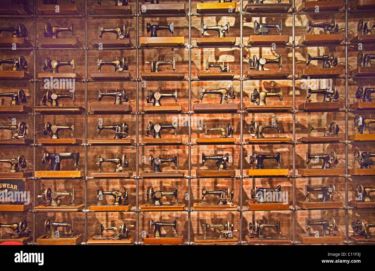 Singer sewing machine industrial hi-res stock photography and images ...