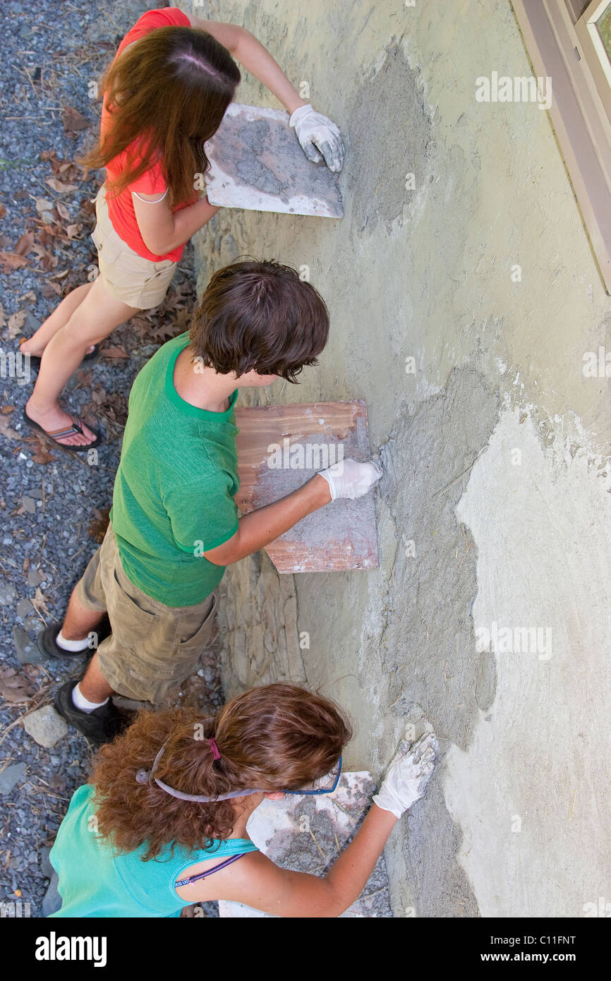 People build straw, cob. lime and clay house by hand, house ...
