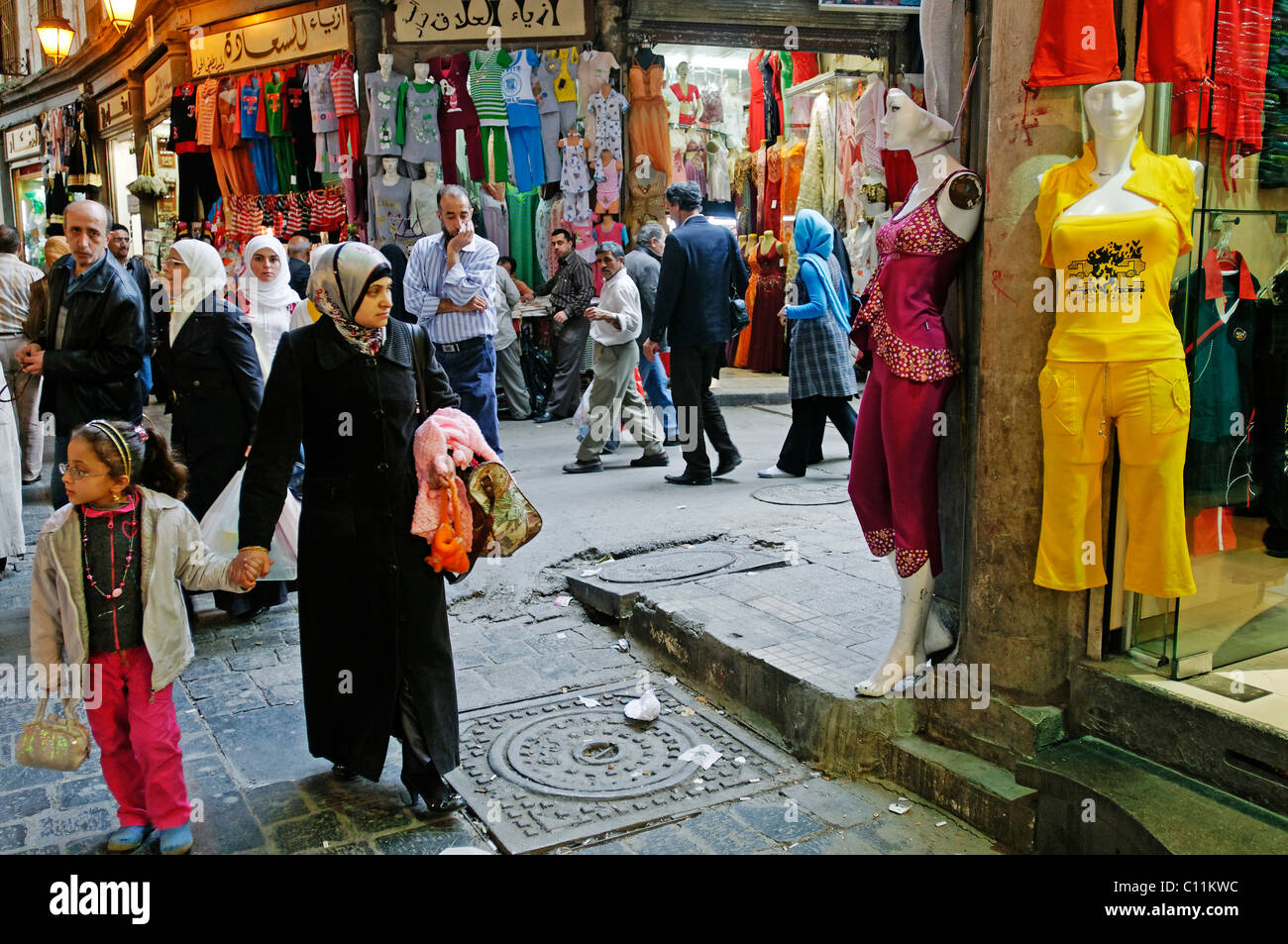Damascus souk people syria hi-res stock photography and images - Alamy