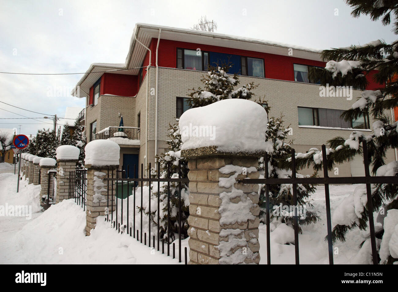 Front yard of a house covered with snow Stock Photo - Alamy