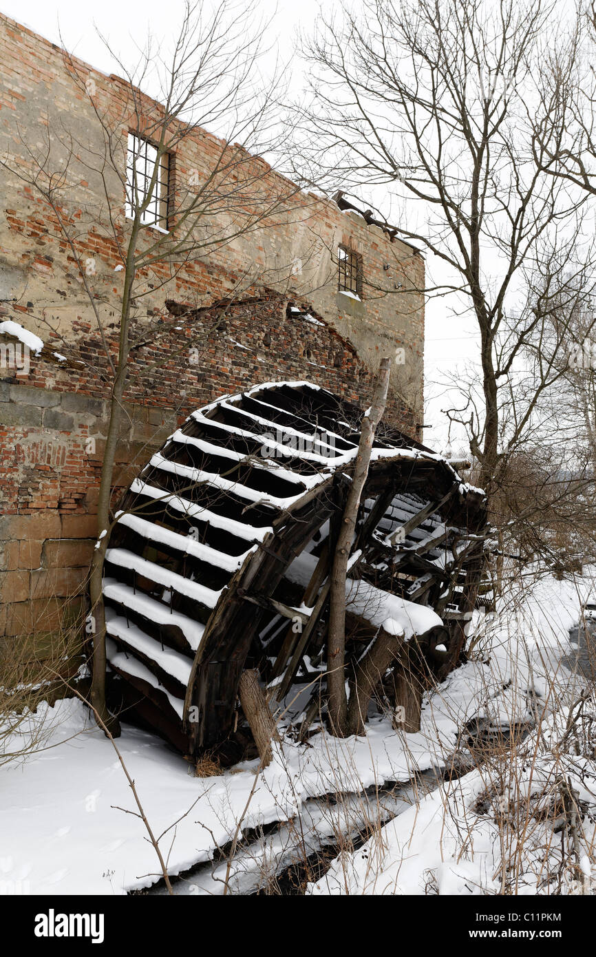 Winter snow on mill wheel hi-res stock photography and images - Alamy