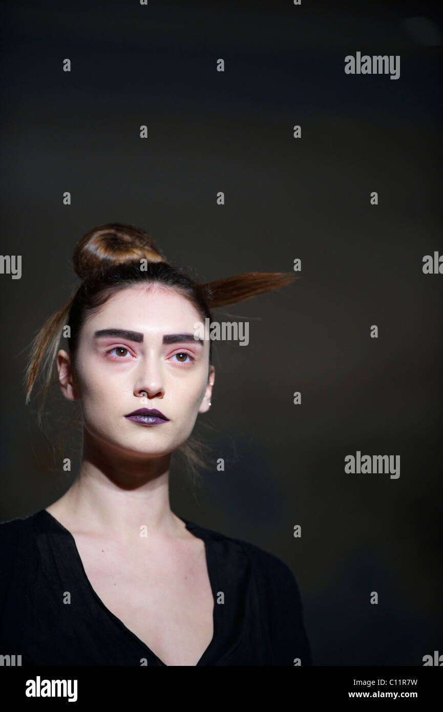 Fashion models backstage london model maria hi-res stock photography ...