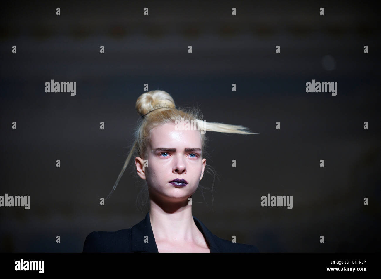 Fashion models backstage london model maria hi-res stock photography ...