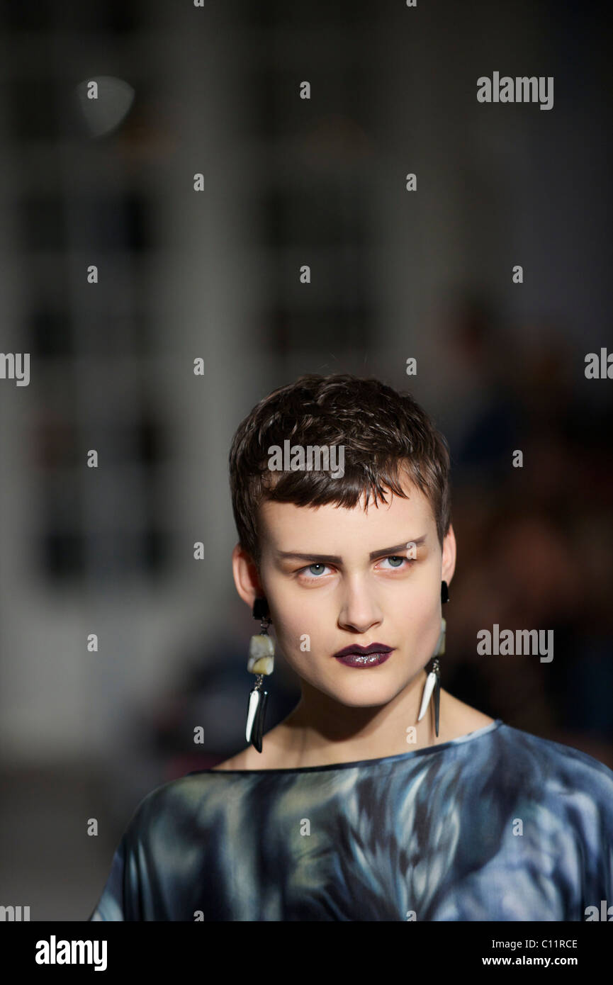 Fashion models backstage london model maria hi-res stock photography ...