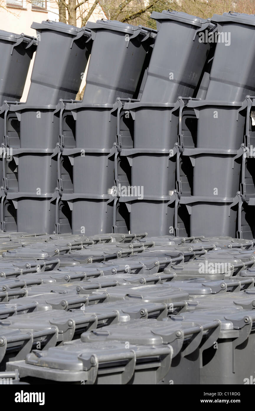 Dustbins hi-res stock photography and images - Alamy