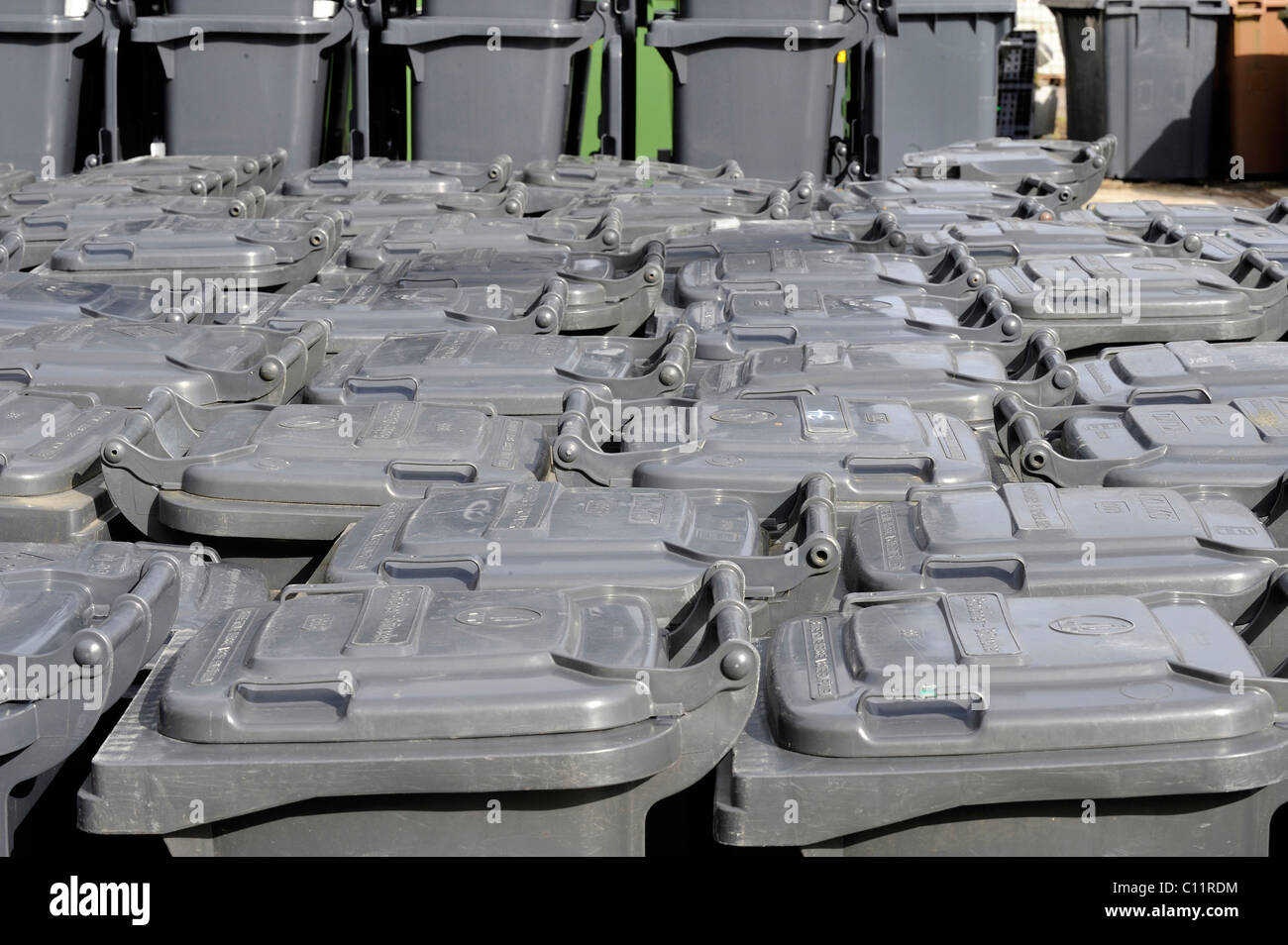 Trash cans dustbins hi-res stock photography and images - Alamy