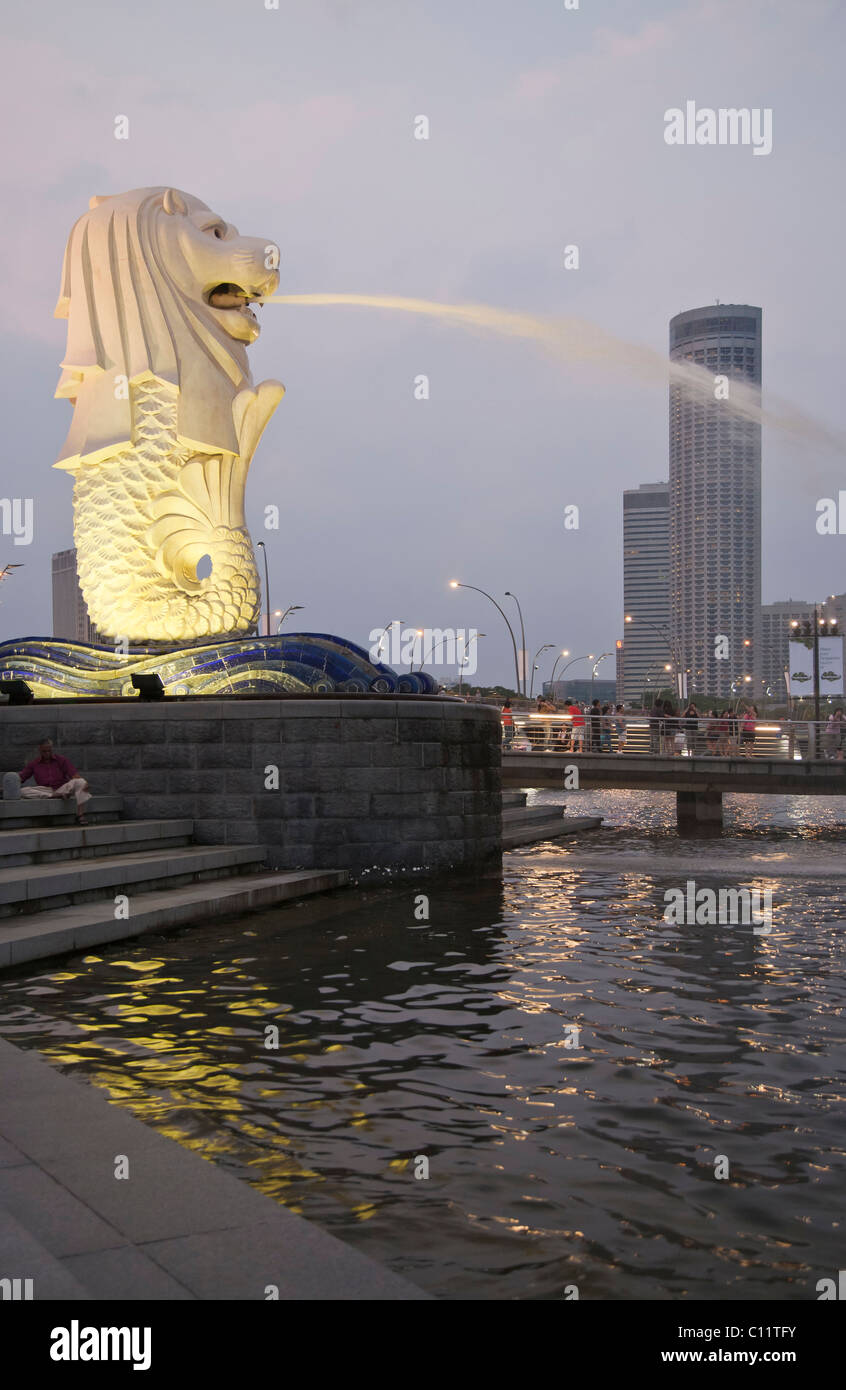 The iconic Merlion at night, Singapore Stock Photo - Alamy
