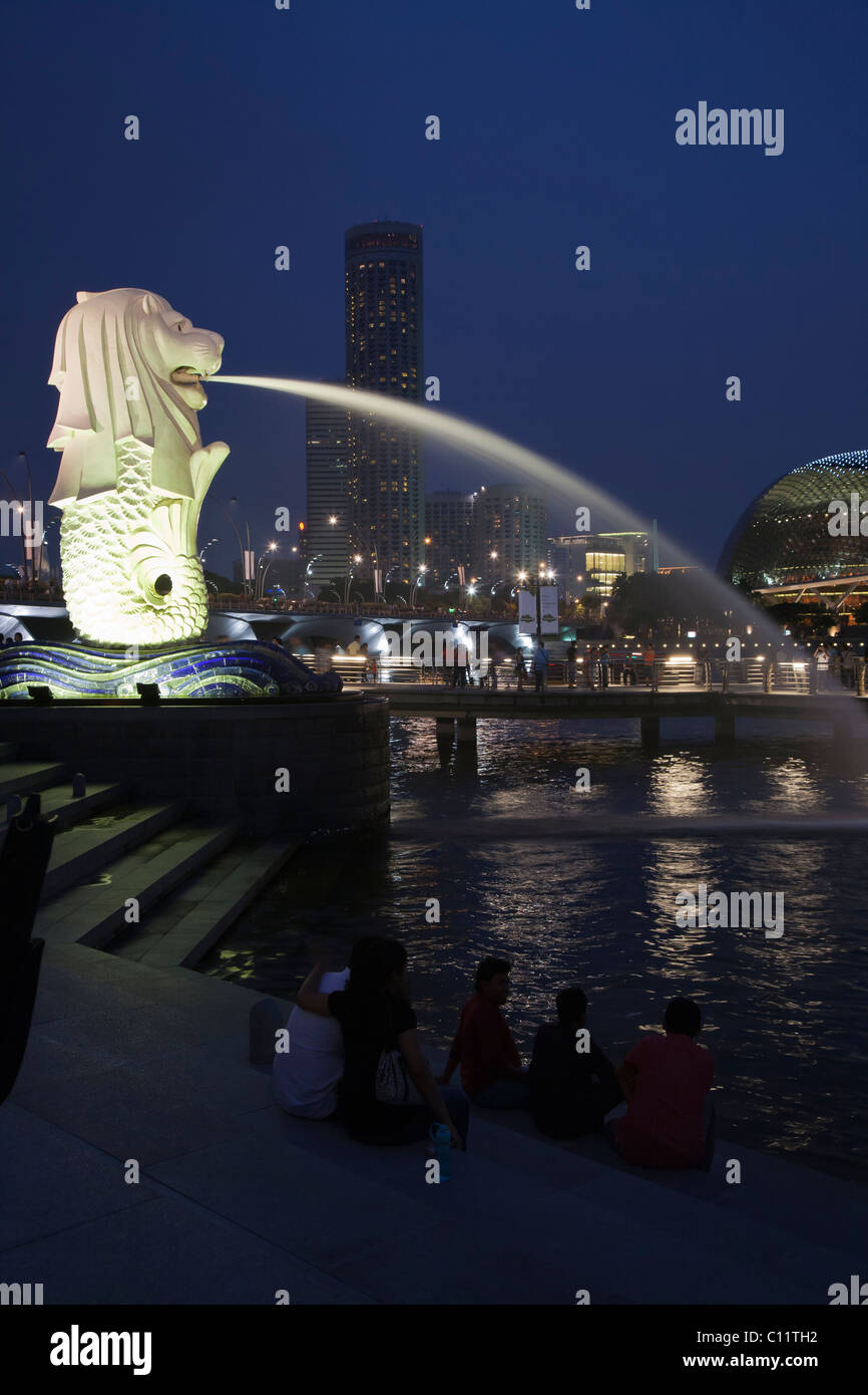 The iconic Merlion at night, Singapore Stock Photo - Alamy