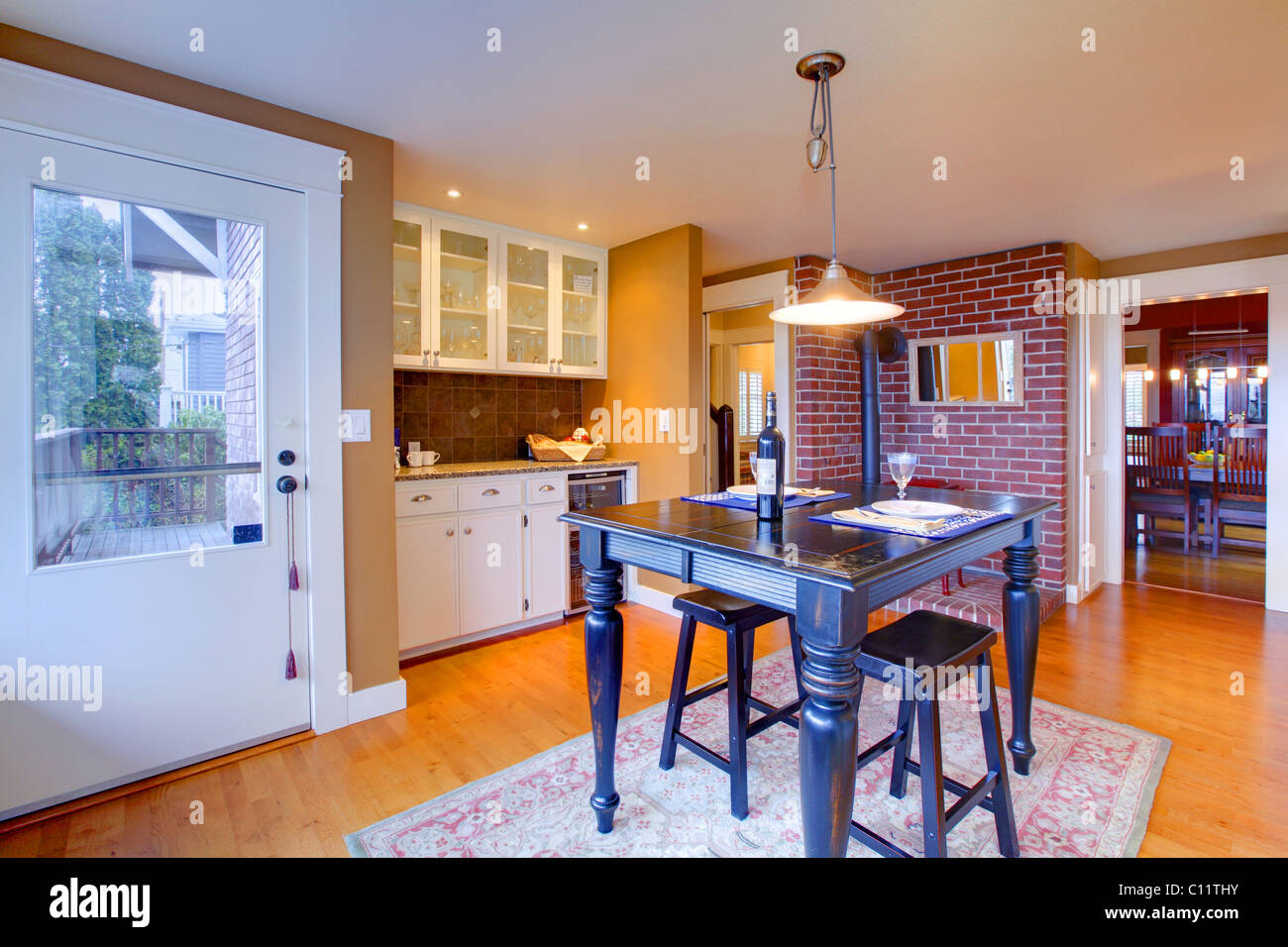 Luxury white kitchen, oak floors and beautiful granite Stock Photo - Alamy