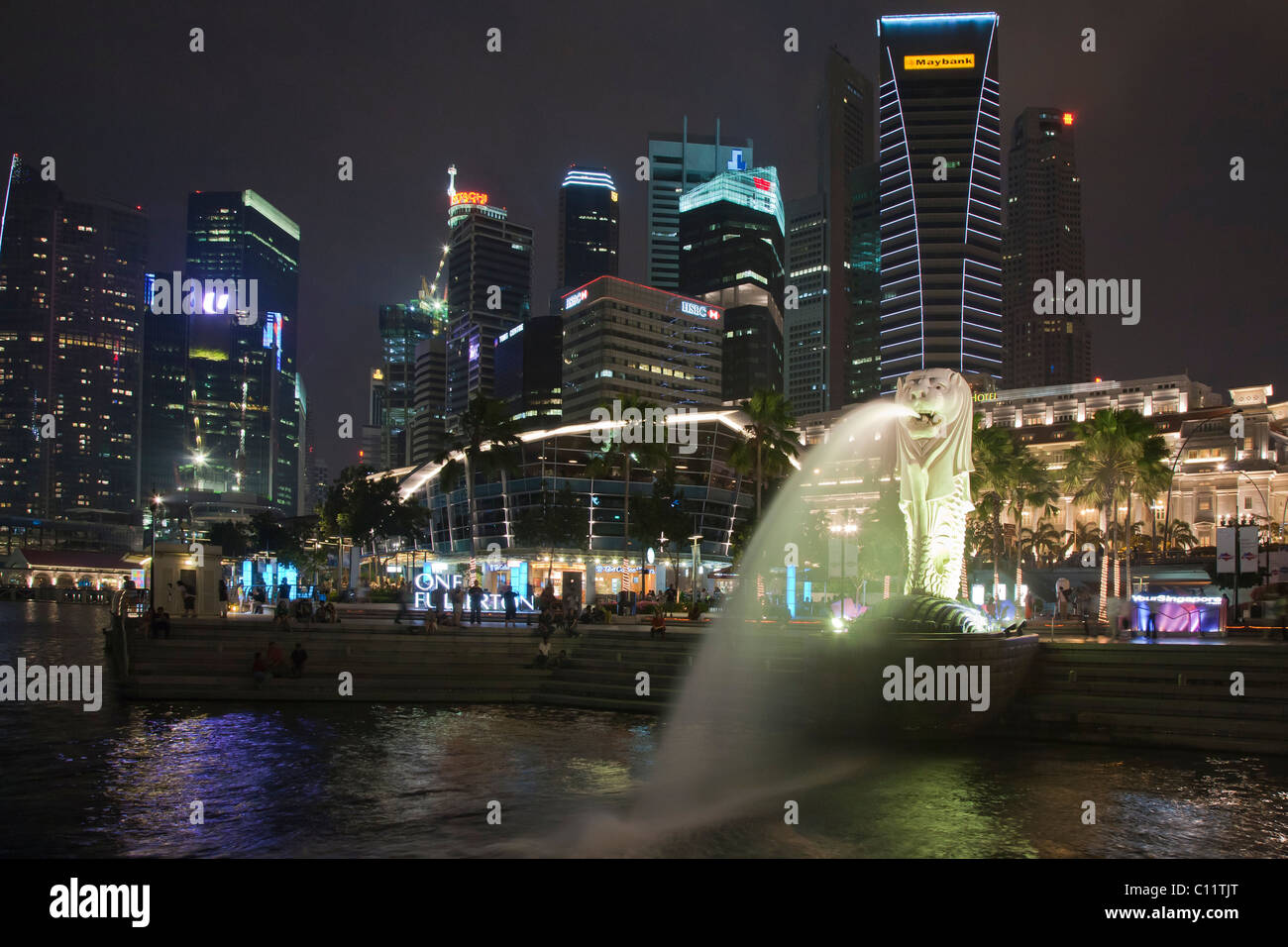 The iconic Merlion at night, Singapore Stock Photo - Alamy
