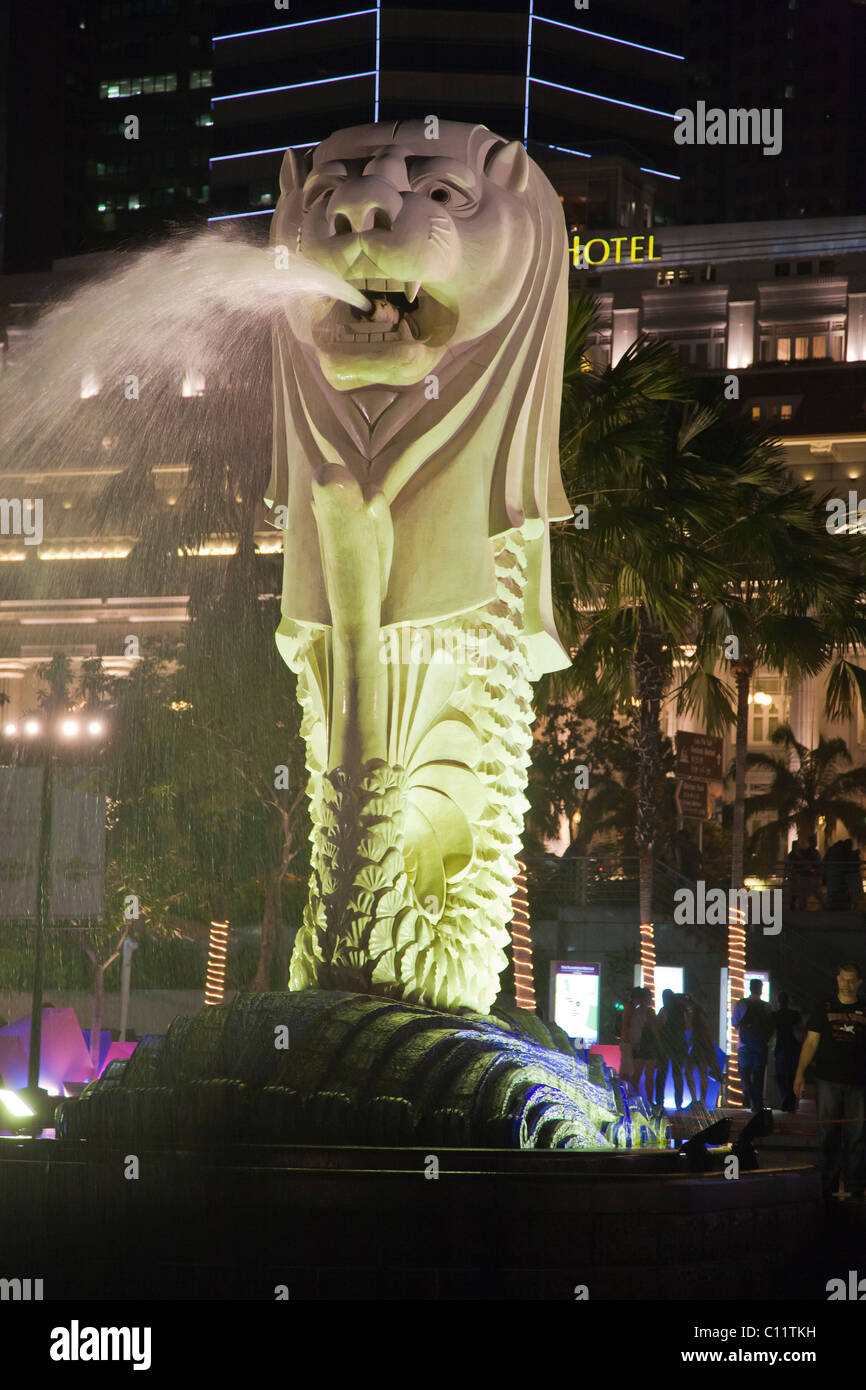 The iconic Merlion at night, Singapore Stock Photo - Alamy