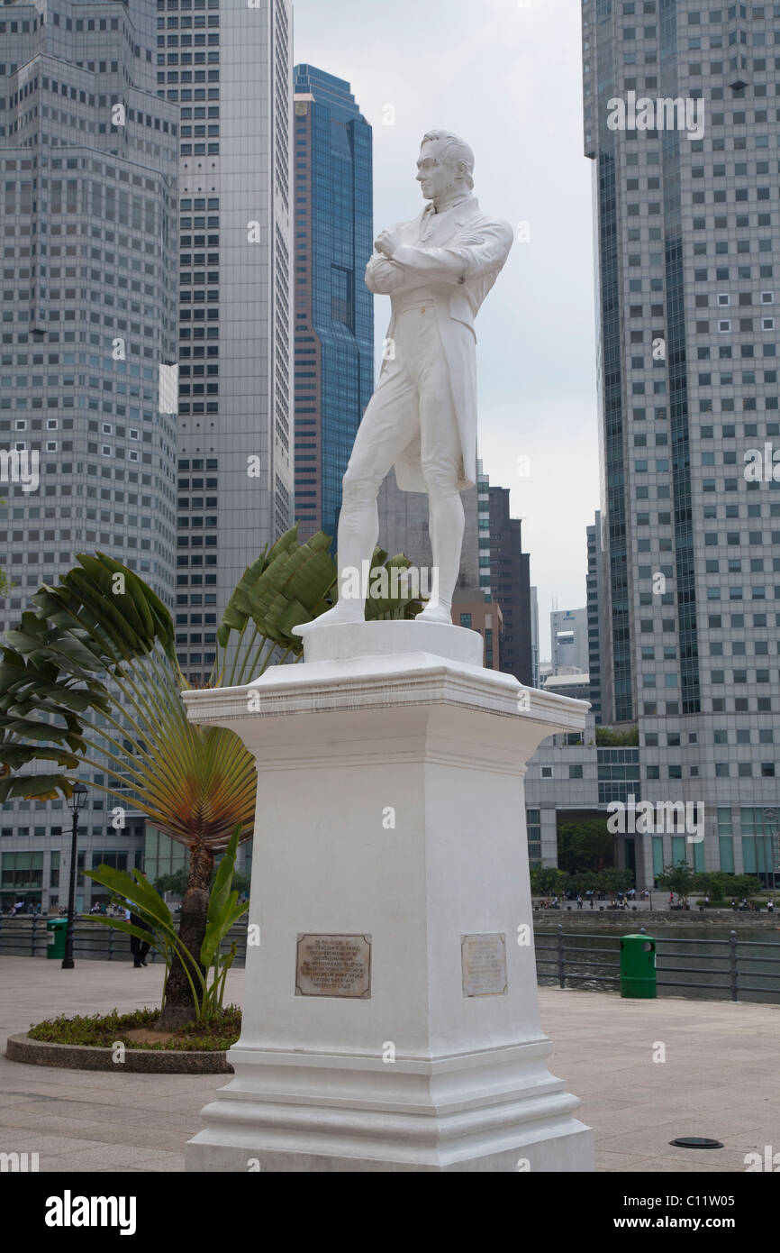 Statue of Sir Stamford Raffles, Singapore Stock Photo - Alamy
