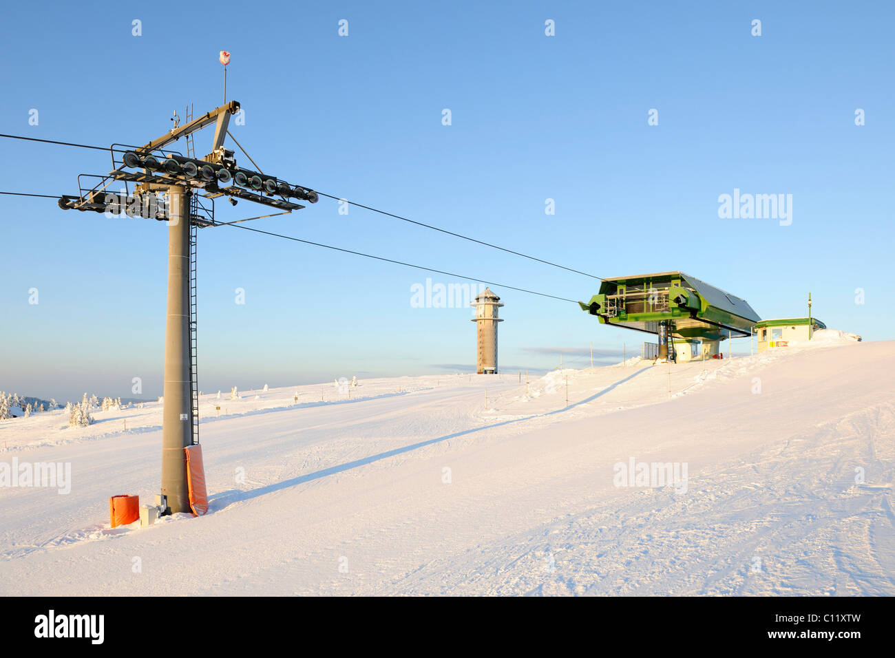 Ski lift towers hi-res stock photography and images - Alamy