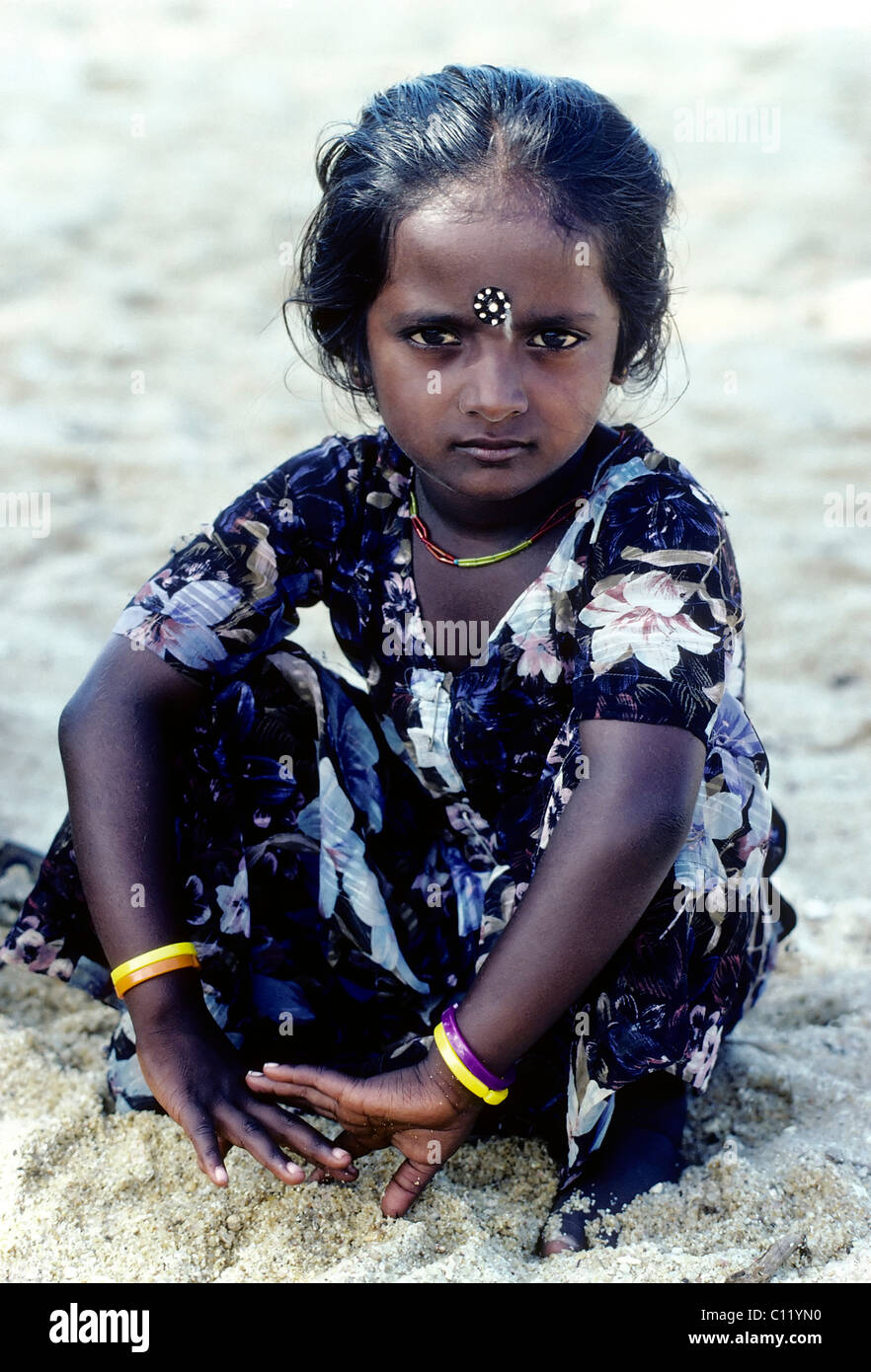 Young Sinhala girl, Hindu bindi on her forehead, portrait, Sri Lanka ...
