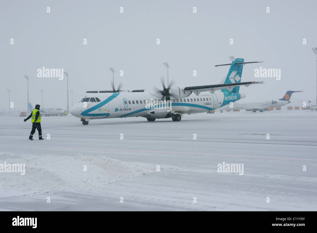 Aircraft roll in roll out hi-res stock photography and images - Alamy