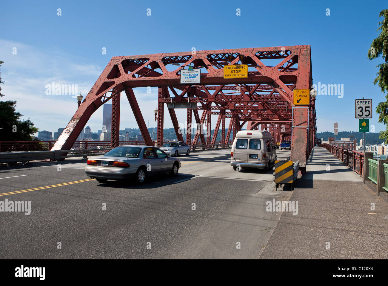 Broadway Bridge, Willamette River, Portland, Oregon, USA Stock Photo ...