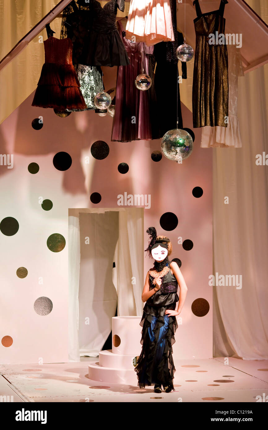 Fashion model dress walking catwalk hi-res stock photography and images ...