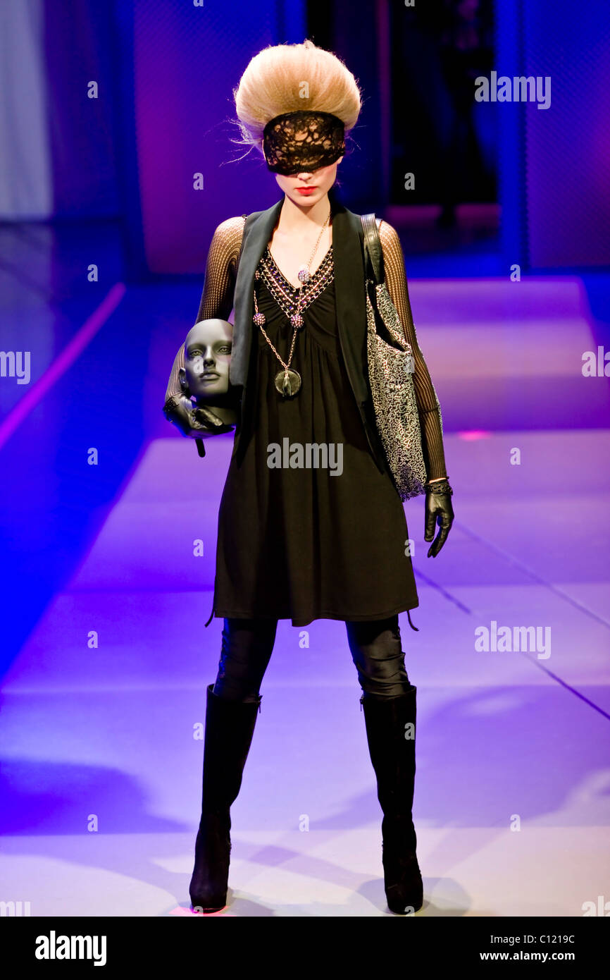 Catwalk hi-res stock photography and images - Alamy