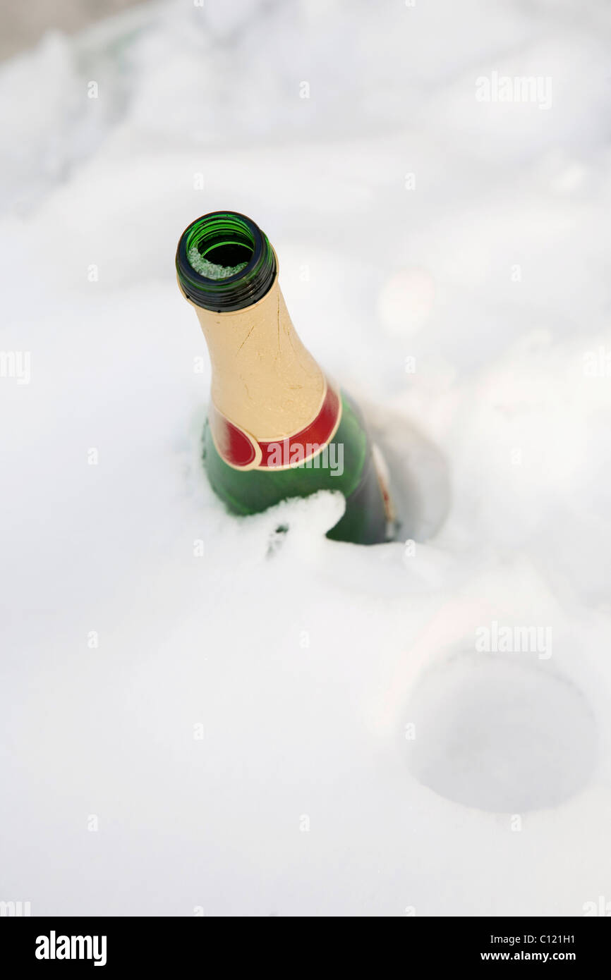 Cooling champagne hi-res stock photography and images - Alamy