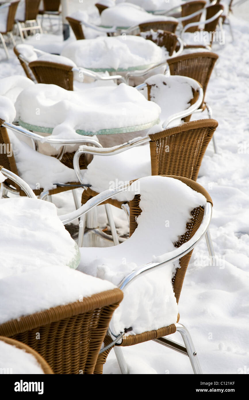 Pavement covered in snow hi-res stock photography and images - Alamy